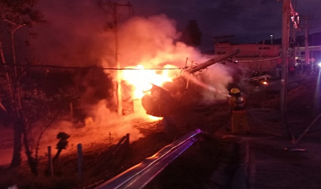 Tragedia en la vía Bogotá–Girardot: incendio de carro cisterna deja dos ...